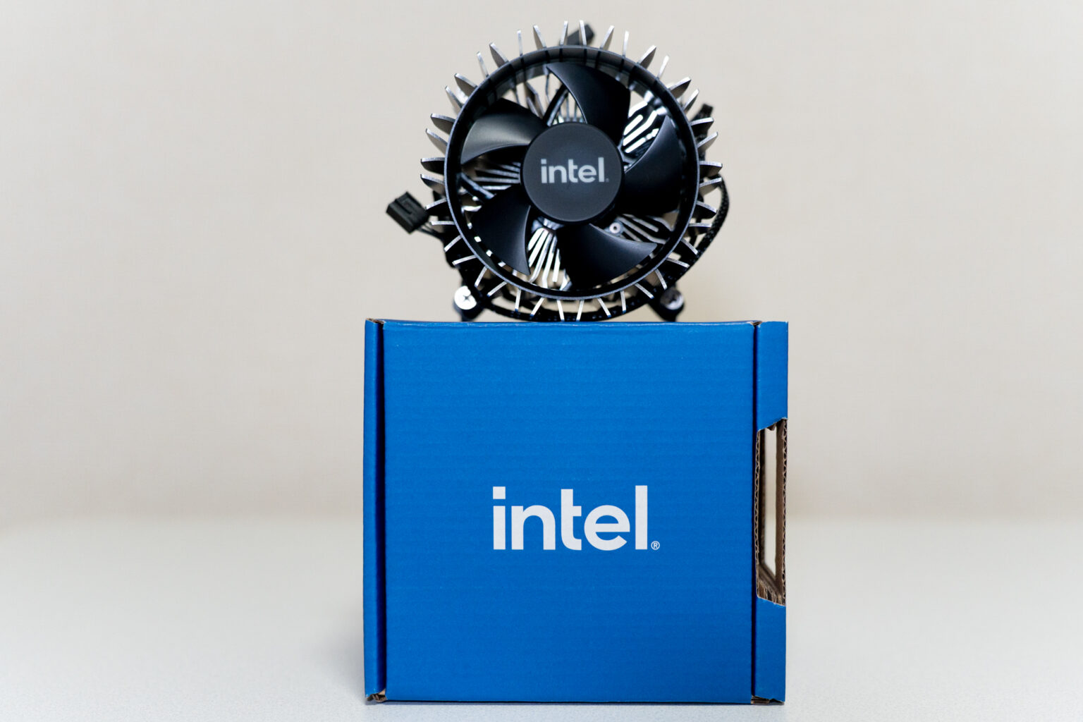 【見た目は最高】Laminar RH1はゲーミングPCで使える？Intel純正クーラーをレビュー