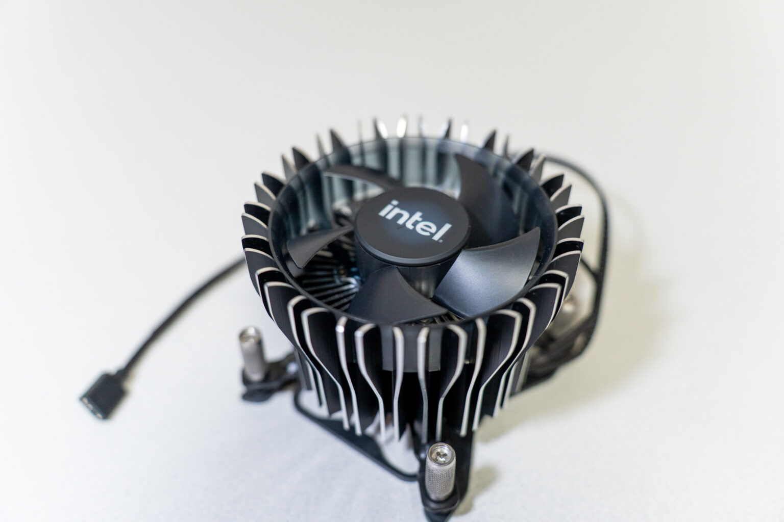 【見た目は最高】Laminar RH1はゲーミングPCで使える？Intel純正クーラーをレビュー