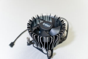 【見た目は最高】Laminar RH1はゲーミングPCで使える？Intel純正クーラーをレビュー