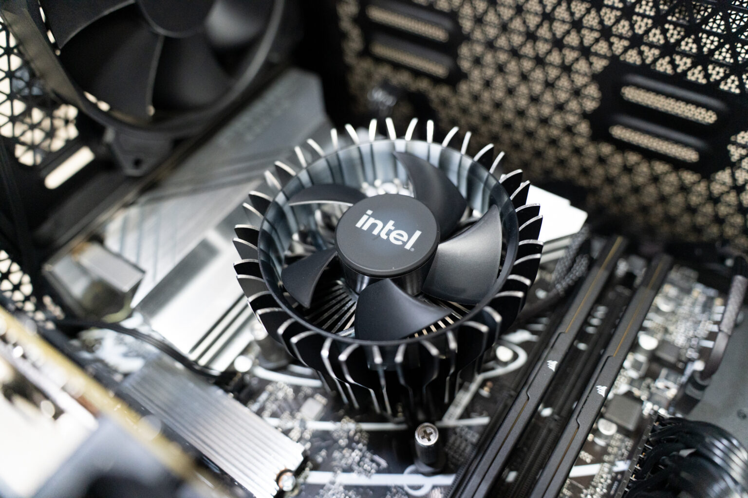 【見た目は最高】Laminar RH1はゲーミングPCで使える？Intel純正クーラーをレビュー