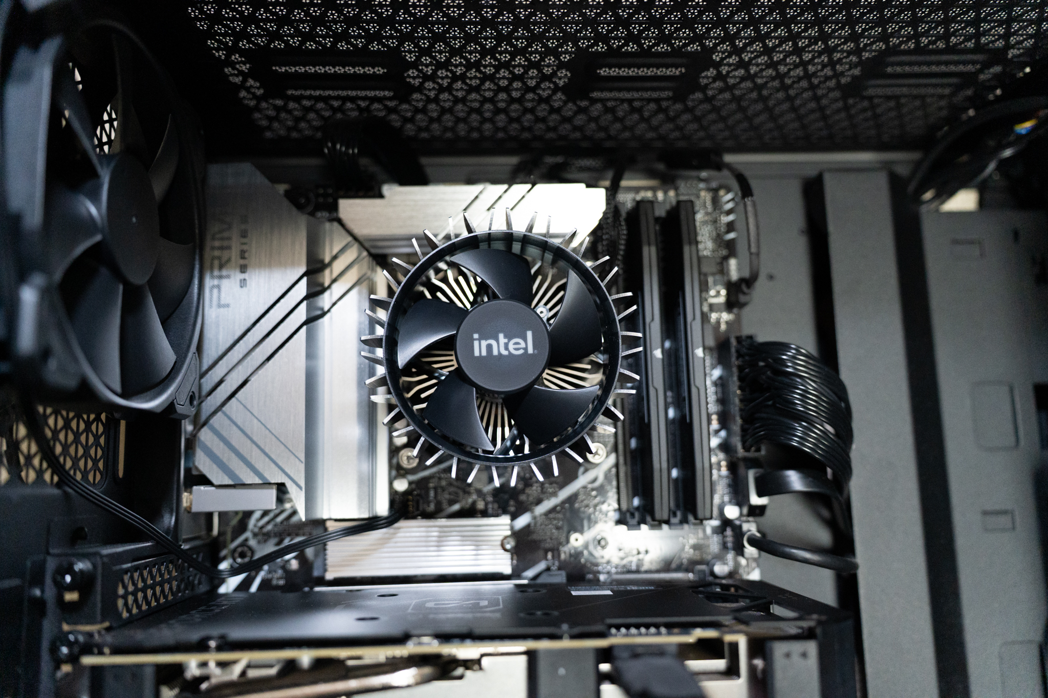 【見た目は最高】Laminar RH1はゲーミングPCで使える？Intel純正クーラーをレビュー